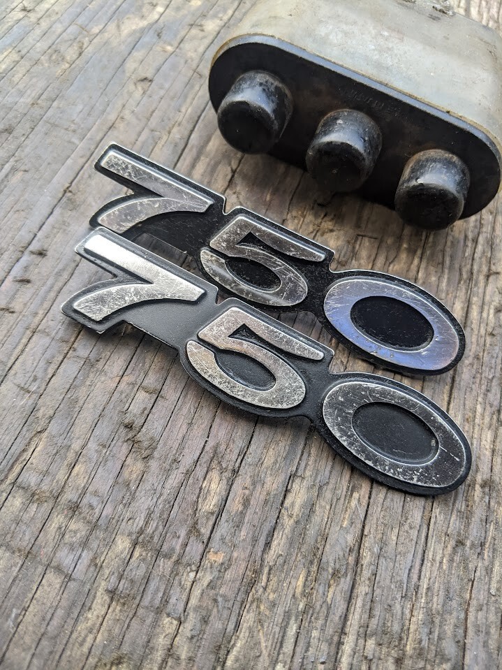 KAWASAKI H2 MACH IV 750 SIDE COVER EMBLEM AND SPARK PLUG HOLDER | eBay