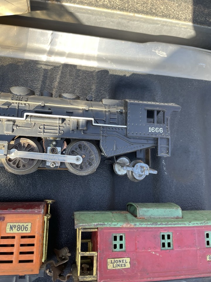 Vintage Lionel 1666 Locomotive Train With Others Lionel Cars Lot | eBay