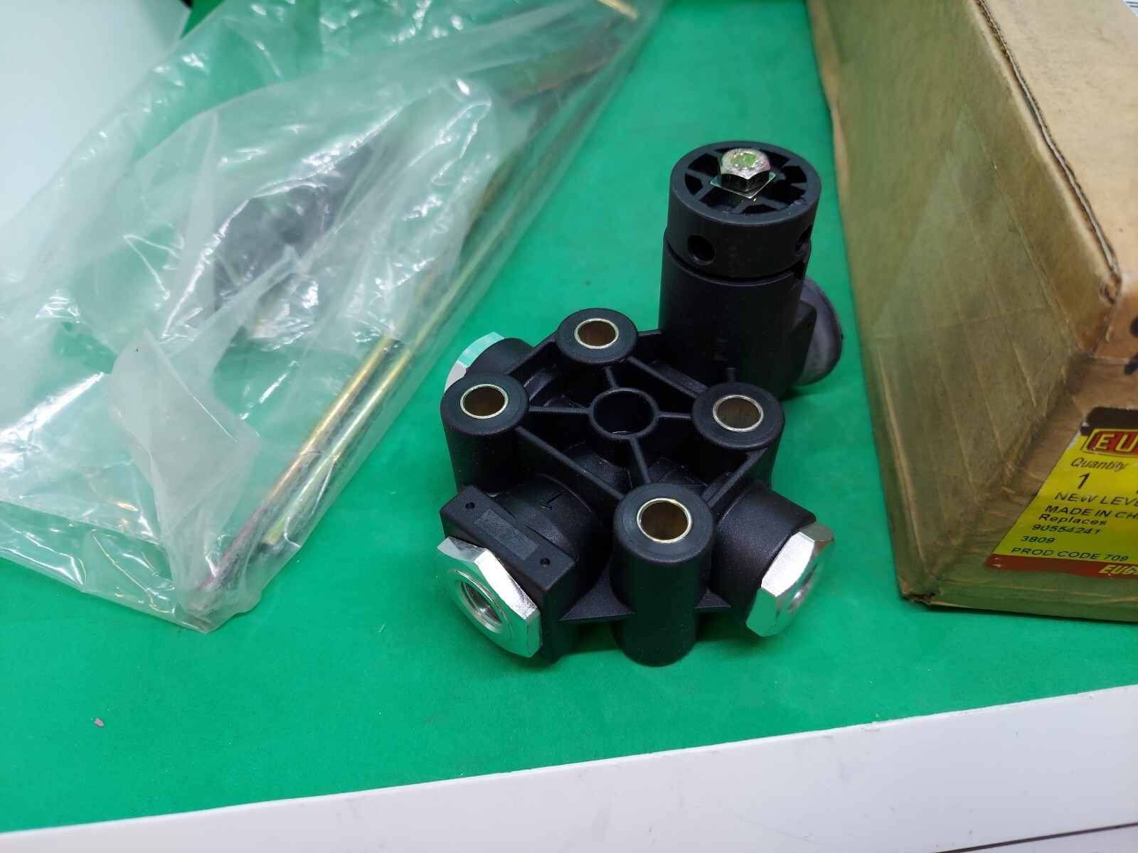 HEIGHT CONTROL VALVE 90554241 KN27000 Freightliner,Pete,Kenworth E ...