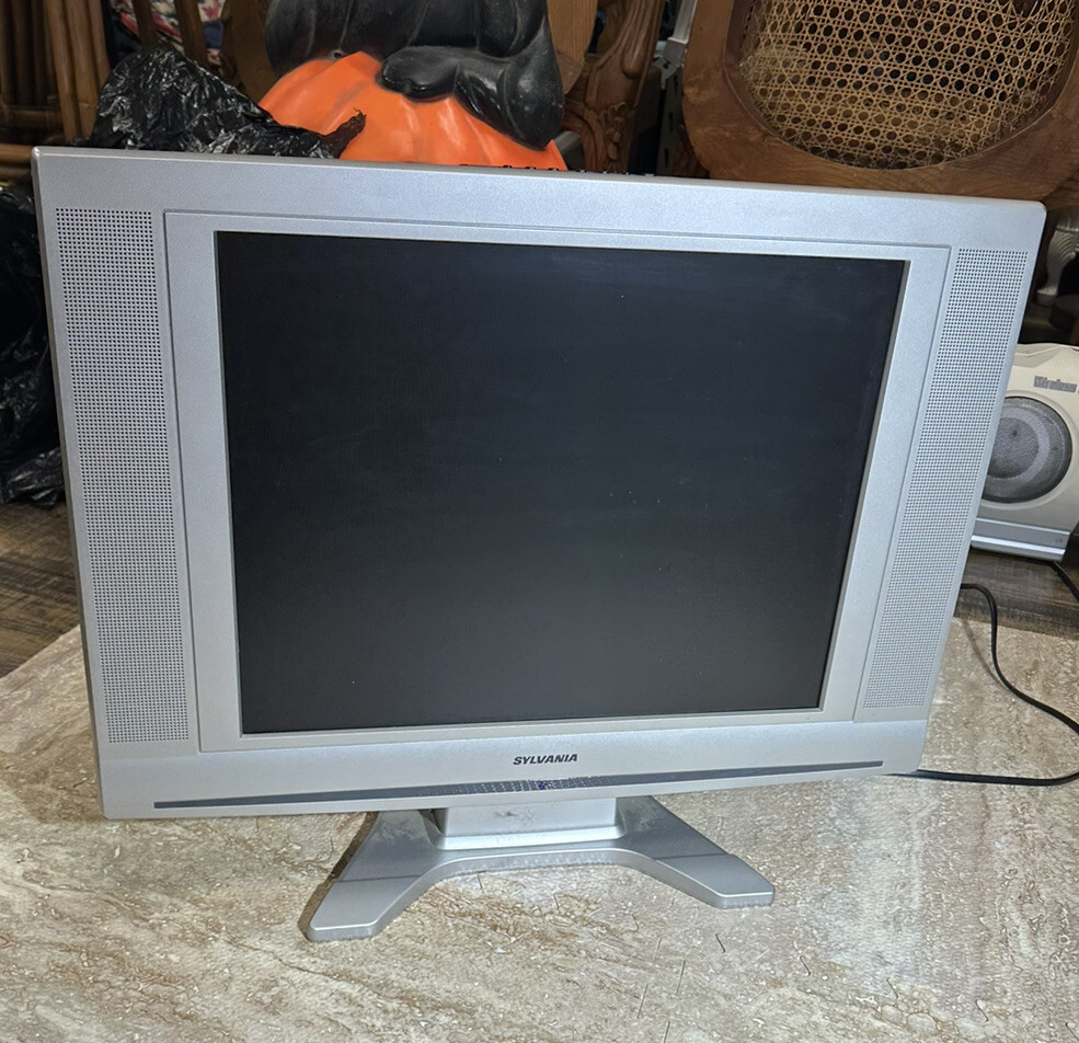 Sylvania TV/DVD 6620LDT 20-Inch Flatscreen LCD TV/DVD Combo for sale ...