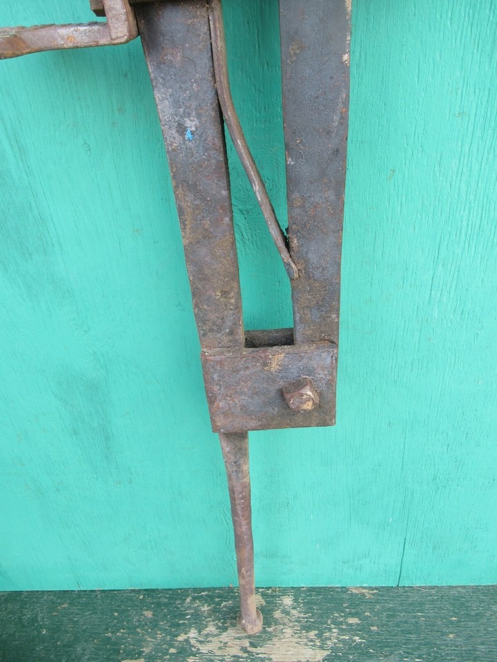 Vintage Blacksmith COLUMBIA Weighs 50 Pounds Post Leg Stump Vise WITH 4 ...