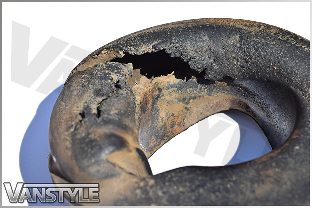 FITS VW T5 TRANSPORTER GENUINE VW REAR LOWER RUBBER SPRING SEAT CUP ...