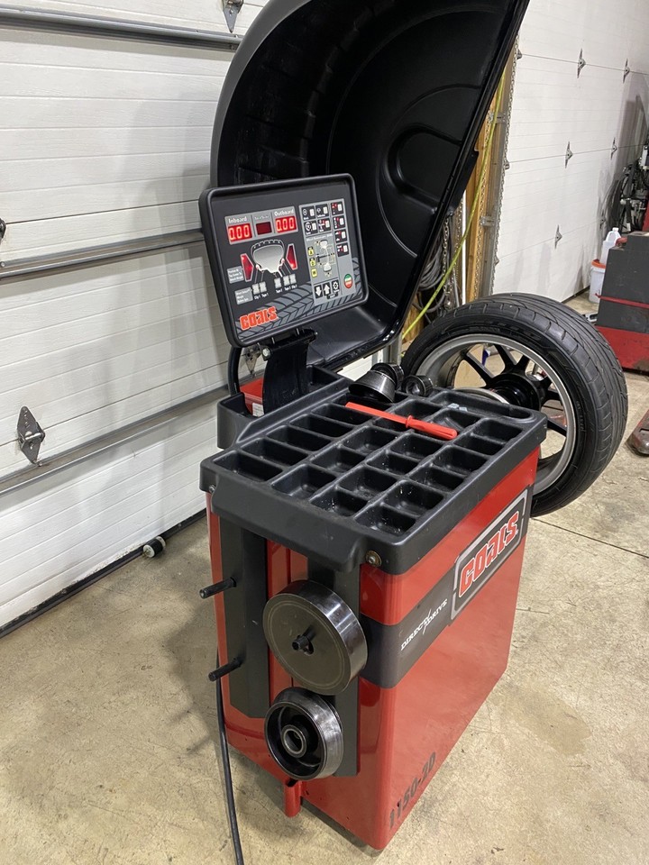 COATS WHEEL BALANCER DIRECT DRIVE 1150 BALANCER 2017 LIKE NEW 220V 3 ...