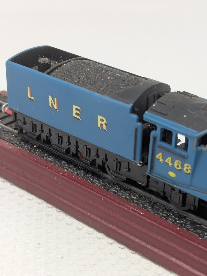 Mallard A4 Class Model Train Steam Engine On Stand 58 mm Tall RD10 ...