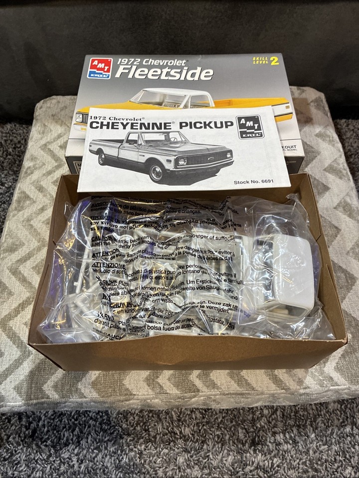 COMPLETE NEW in OPEN BOX AMT ERTL 1972 CHEVROLET FLEETSIDE MODEL KIT ...