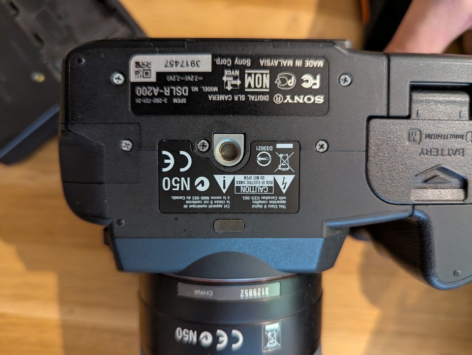 Sony Alpha 200 DSLR Camera, Carry Case And Charger With Lense | eBay UK