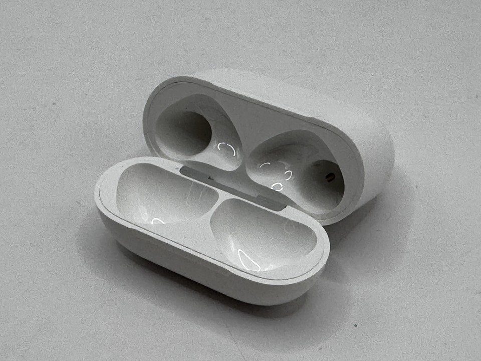 Apple A3058 4th Gen Wireless Airpods with Charging Case White Used | eBay