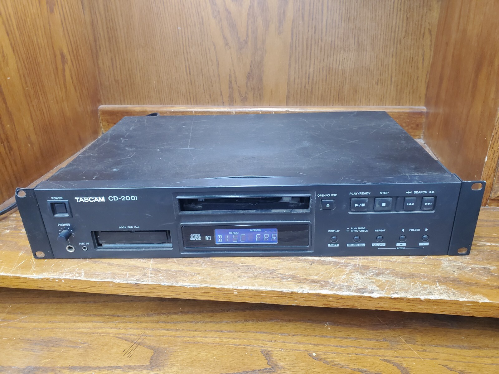 Tascam CD-200i Professional CD Player w/30-Pin With ipod Dock Rack ...