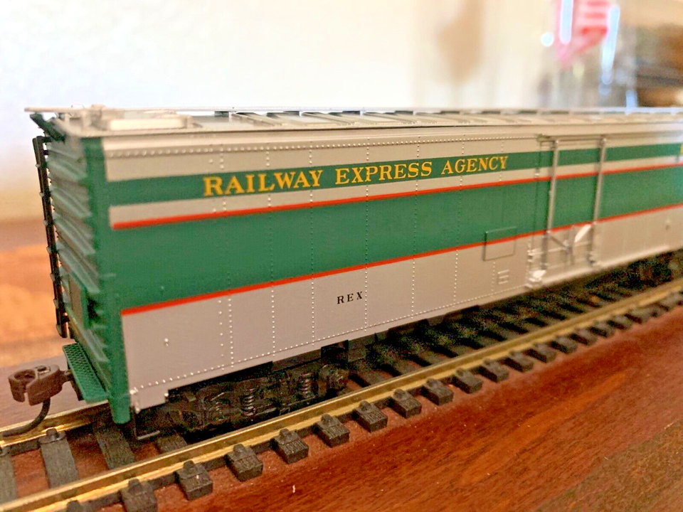 REA EXPRESS ICE REEFER 50 ft CAR - HO SCALE - " STRIPPED SCHEME " Logo ...