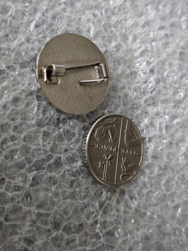 Portsmouth fc strong island Vintage Rare Pin BADGE Pfc pompey Fratton ...