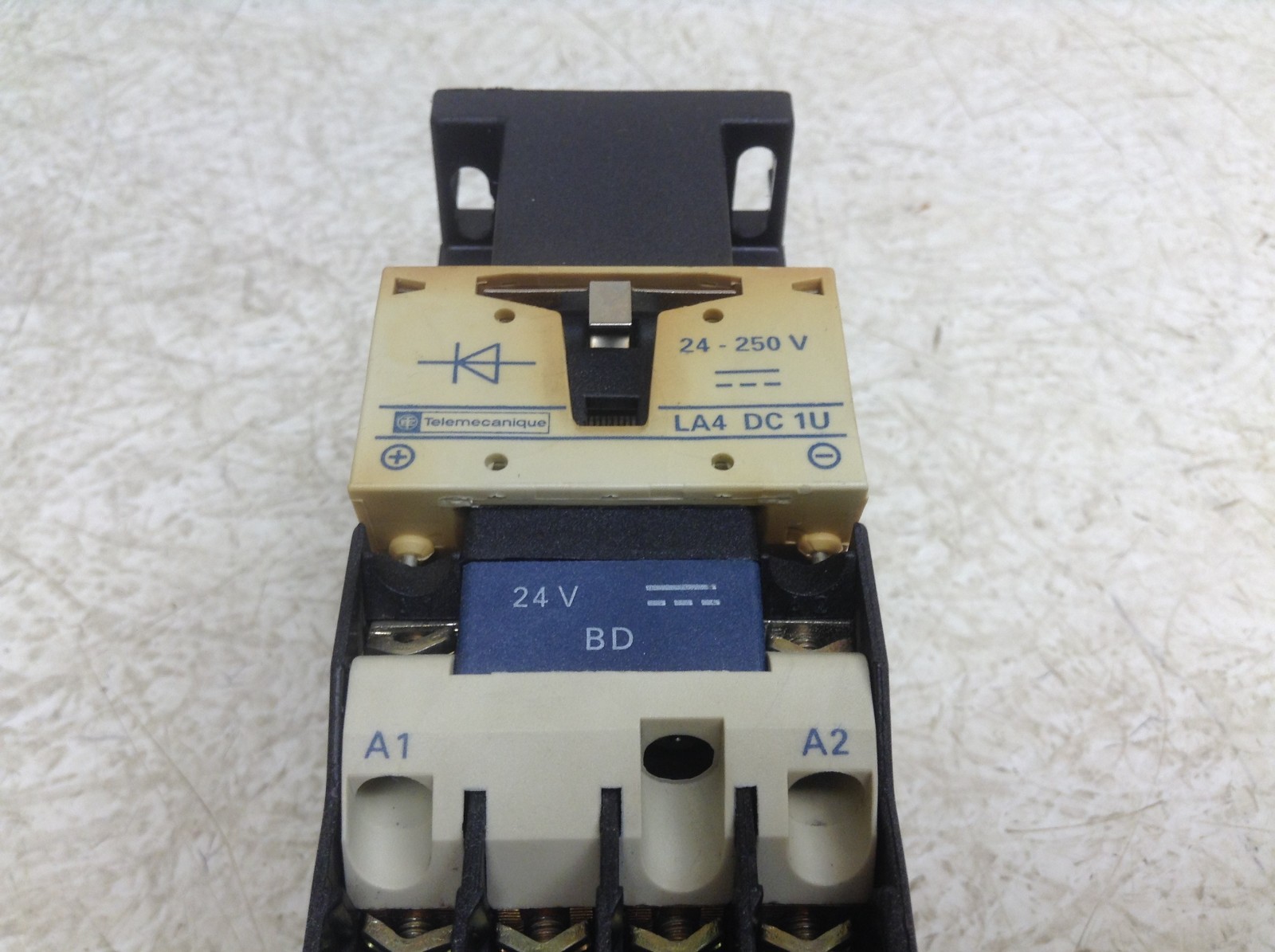 Telemecanique CA3DN22BD 24 VDC Coil Control Relay CA3 DN 22 BD CA3DN22 ...