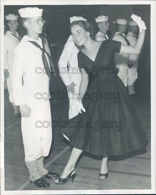 1956 Press Photo Judy Penney Queen of The Lakes w Sailors USNAS Twin ...