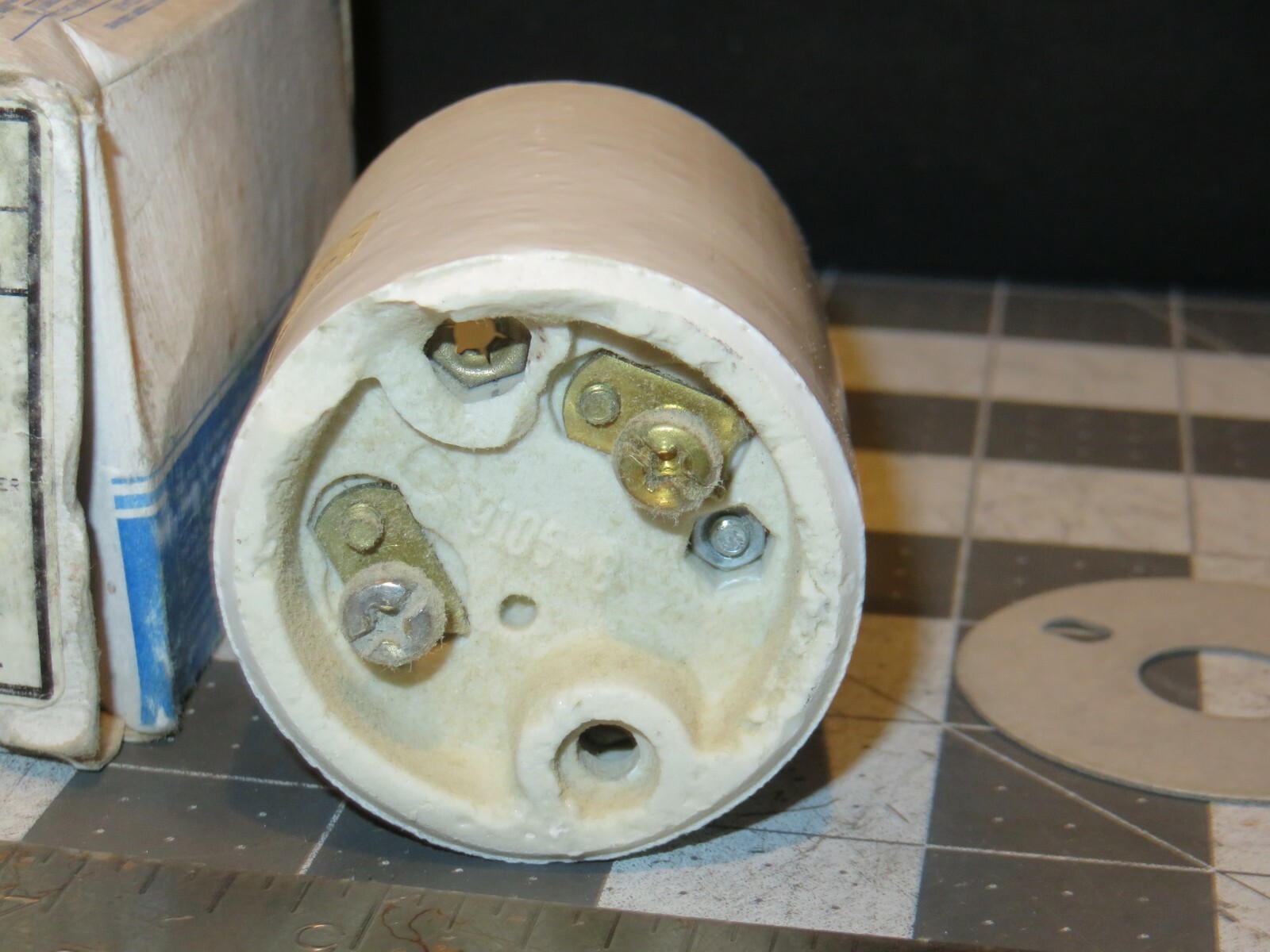 Leviton 8694 Mogul Base One-Piece Keyless Glazed Porcelain Lampholder ...