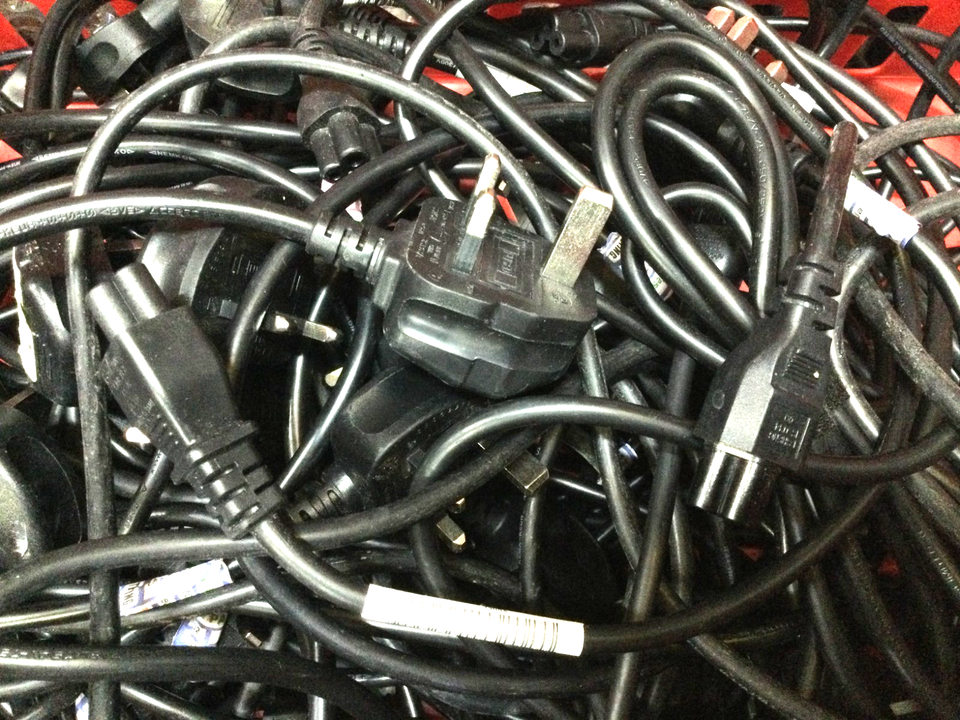 JOBLOT x 100 MIX SIZE UK POWER LEAD CLOVER LEAF CABLE PLUG LAPTOP ...