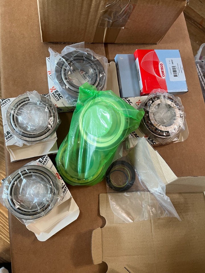 14 15 16 Land Rover Range Vogue 5.0 Rear Differential bearings seals ...