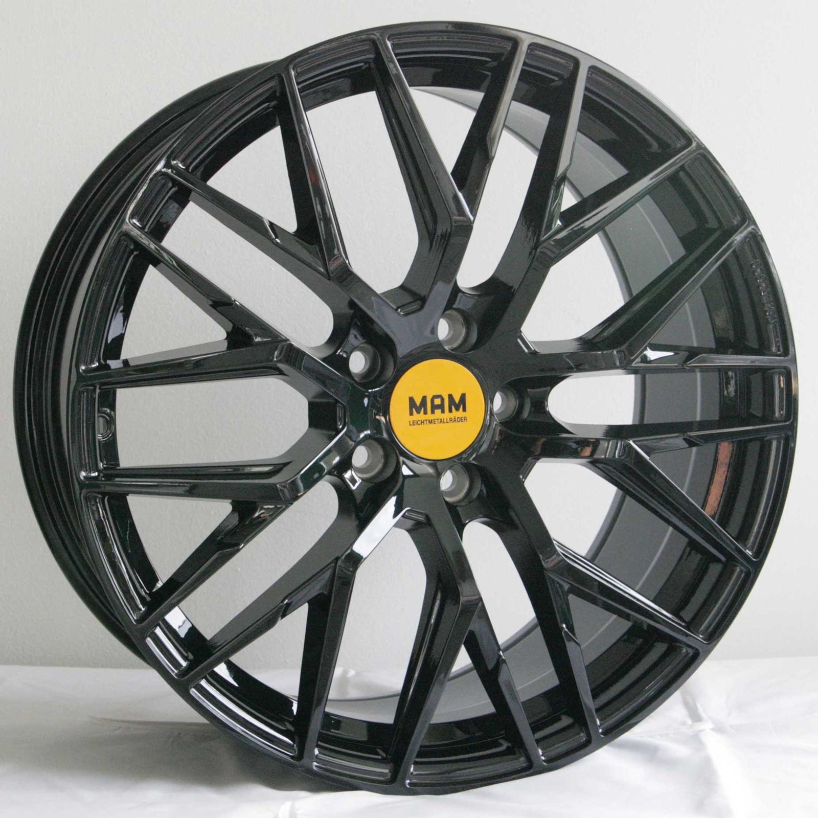 18 Zoll MAM RS4 Alufelgen Schwarz Glanz 5x112 Neu für VW E-Golf VII ...