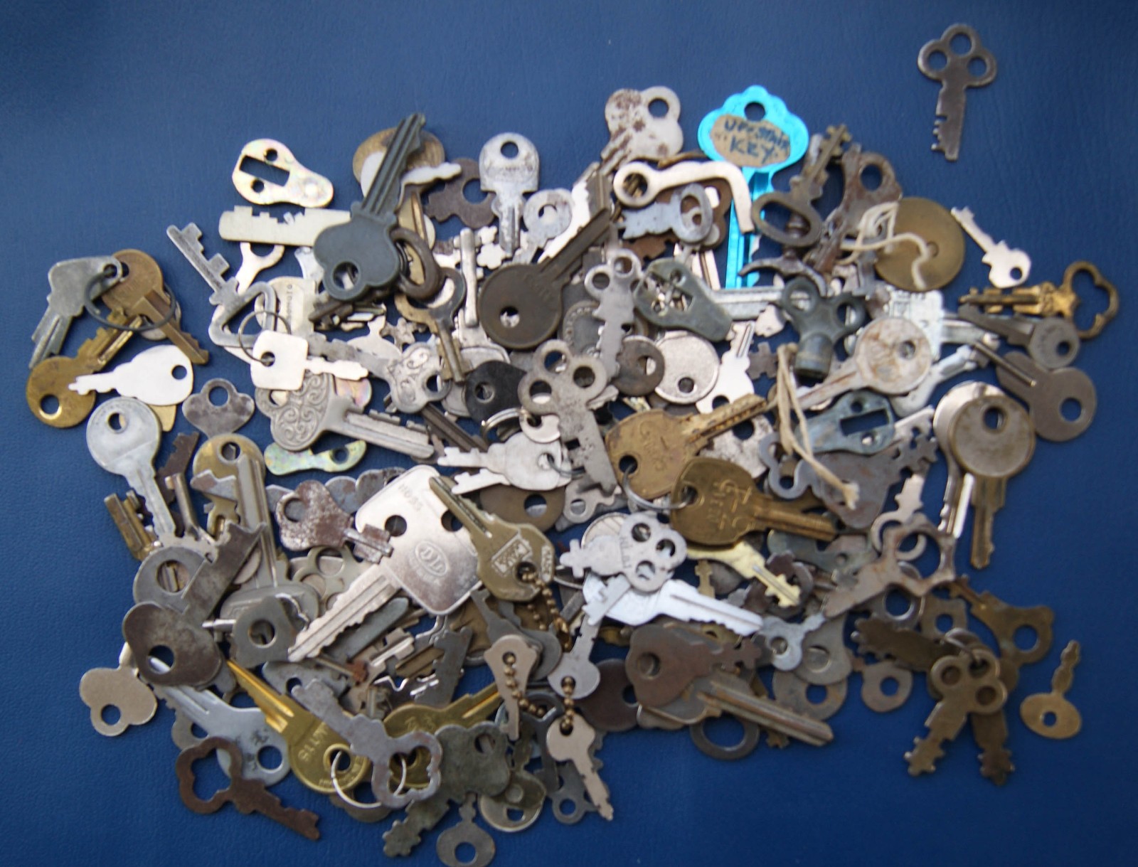 Bundled Lot of 175+ Vintage Keys, Including Many Top Makers, Skeleton ...