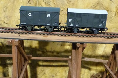 2 MAINLINE RAILWAY WAGONS - 12 TON VANS GWR GREY OO GAUGE | eBay Australia