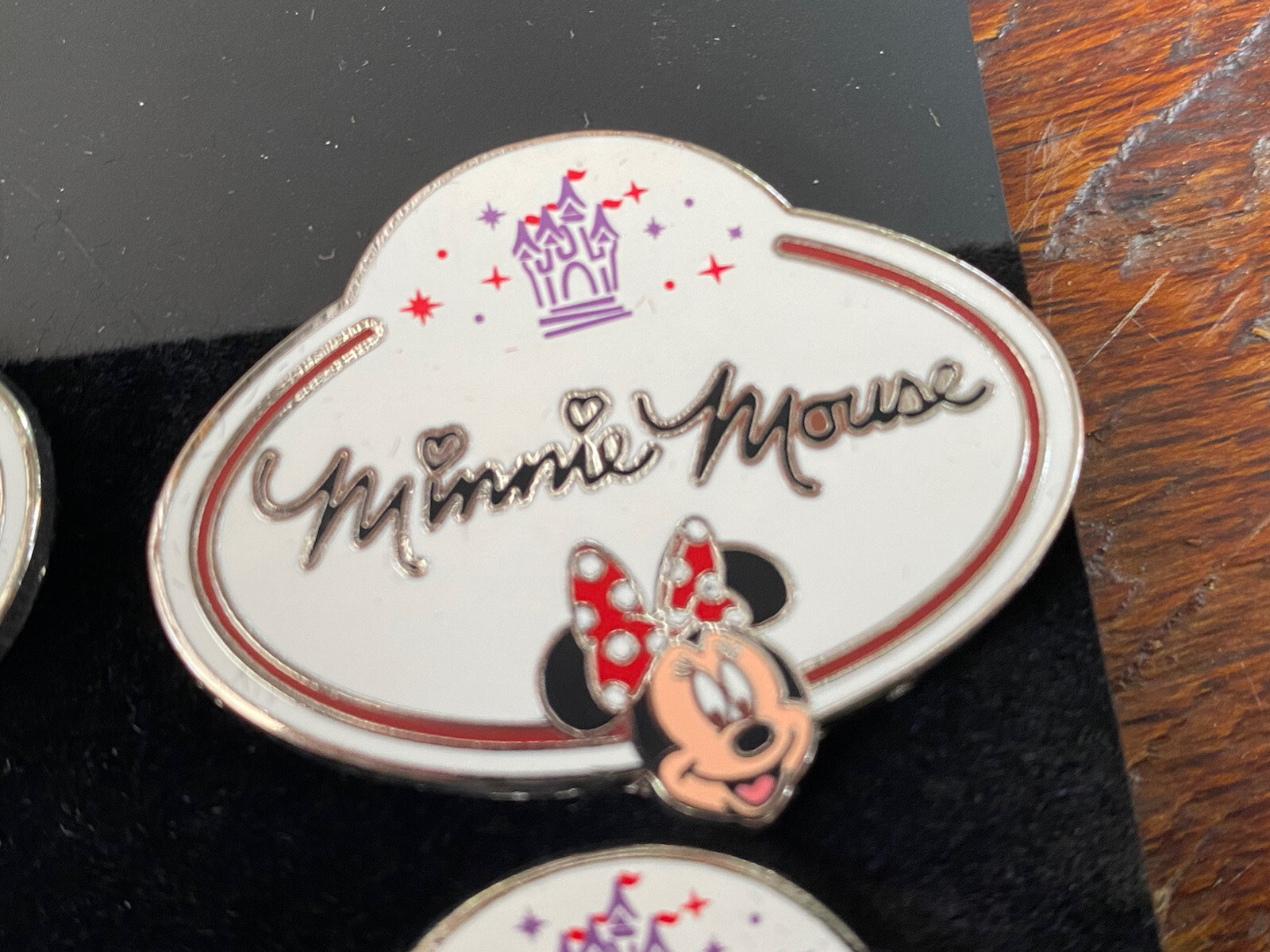 NEW DISNEY PARKS MINNIE MOUSE NAME TAG STYLE TRADING PIN DISNEYLAND | eBay