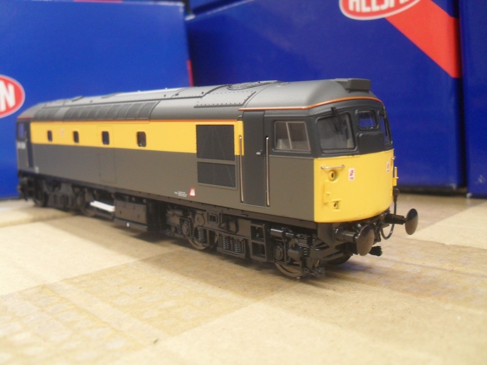 Heljan Class 26 OO Gauge Locomotive 26038 in Dutch Livery | eBay UK