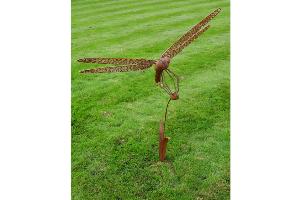 Stunning Large Dragonfly Garden Statue Flying Ornament Rusted Effect ...