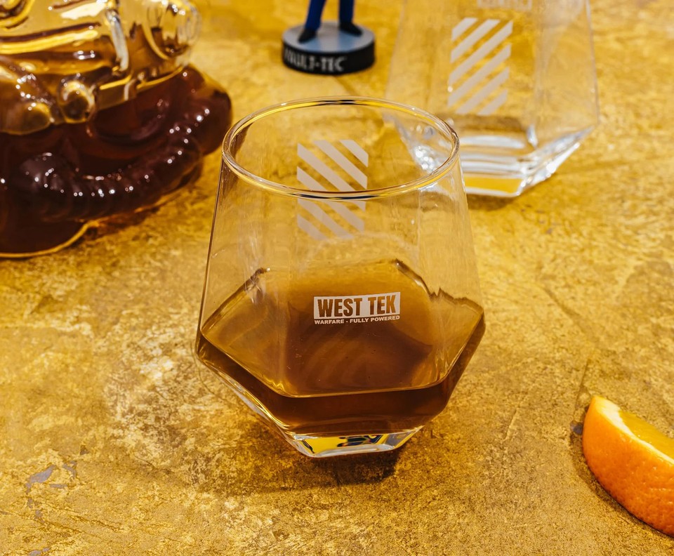 Fallout Brotherhood Of Steel 5-Piece Whiskey Decanter Set + Glasses ...