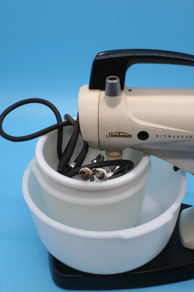 White Sunbeam Mixmaster Model 12 Stand Mixer W/ 3 Bowls & Beaters ...