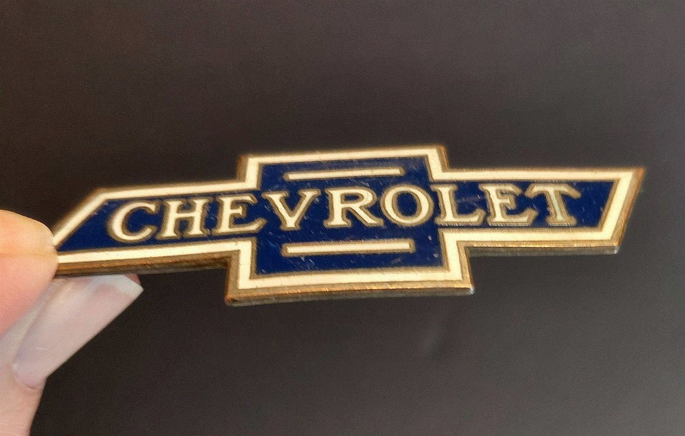 Original CHEVROLET Small Bowtie Enamel Badge Emblem 1932-33 DL Auld ...