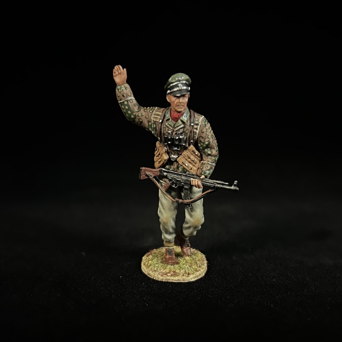 WAR PARK MINIATURES 1:30 WW2 GERMAN NO032 WAFFEN OFFICER CHARGING WITH ...