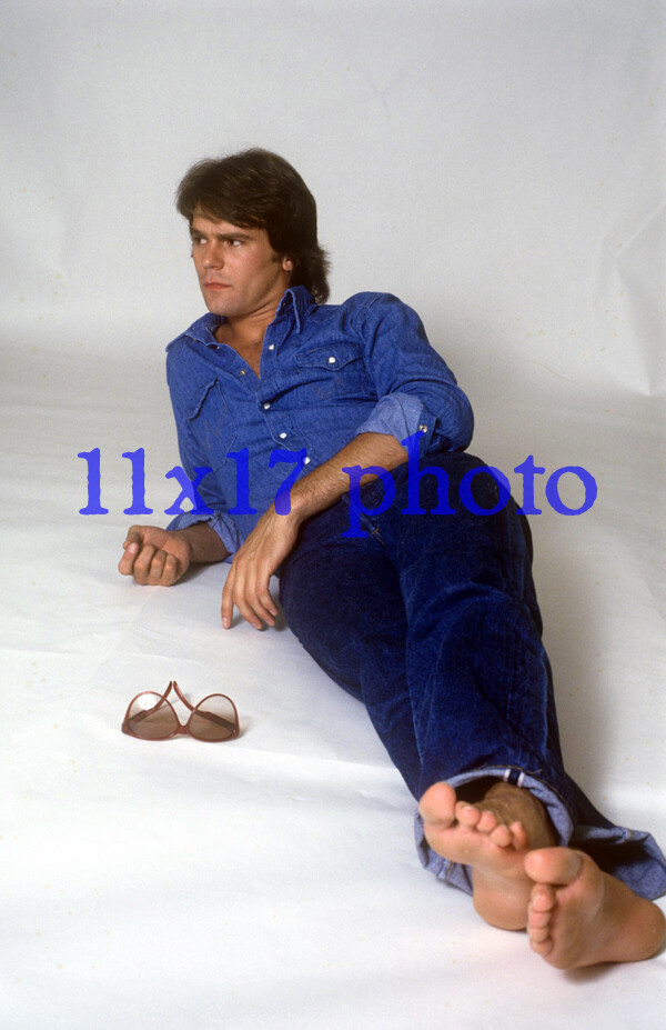 #483,RICHARD DEAN ANDERSON,BAREFOOT,BAREFEET,macgyver,11X17 POSTER SIZE ...