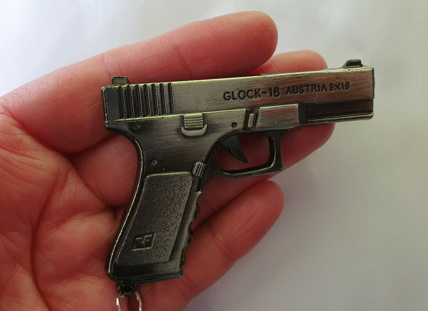 COLLECTABLE SOLID METAL GLOCK REPLICA PISTOL GUN KEYRING KEY CHAIN UK ...