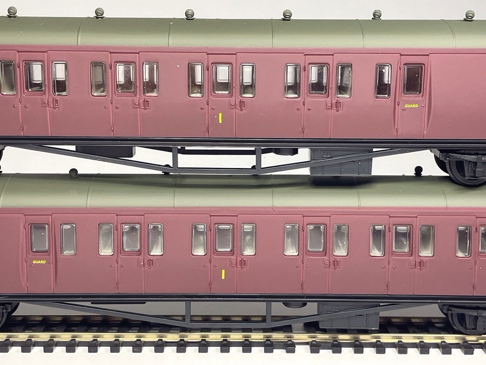 2x Airfix 54257-1 Class B 57ft Suburban Brake Coaches Maroon W6894W ...