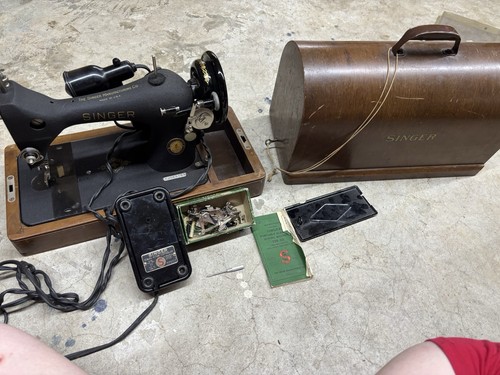 Singer Model 128 Black Sewing Machine Godzilla Wrinkle Bent Wood Case ...