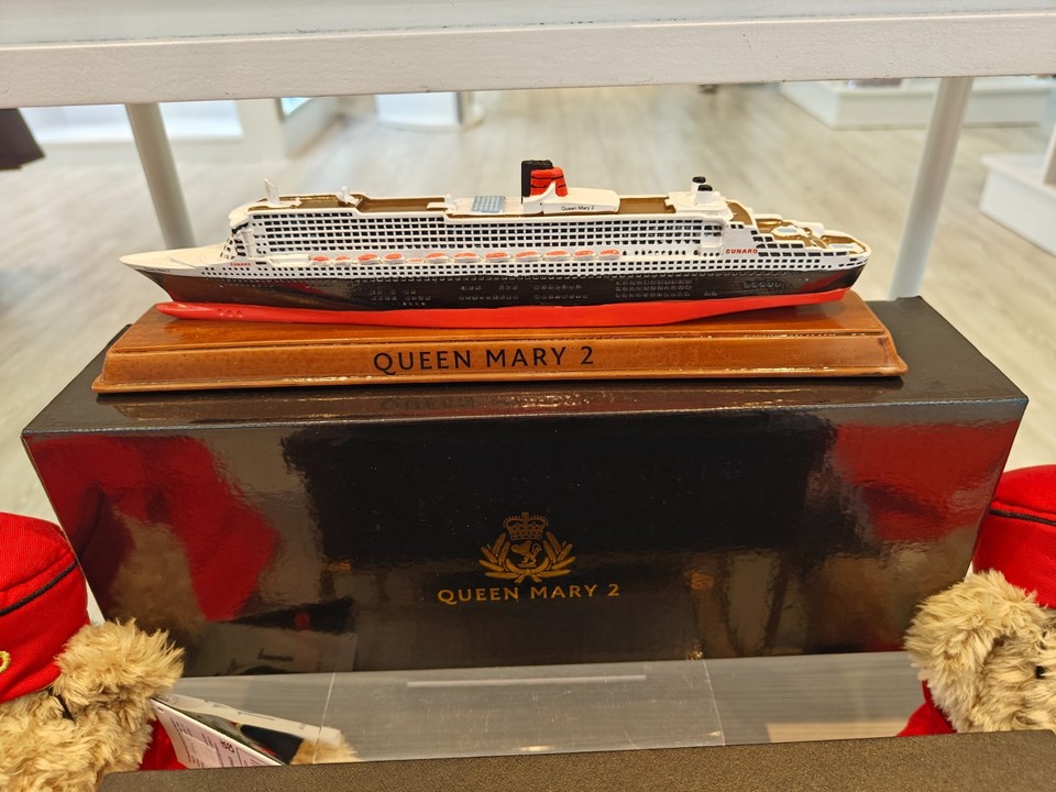 Last one/ Cunard Queen Mary 2 Ship Model QM2 Acrylic, New In Original ...