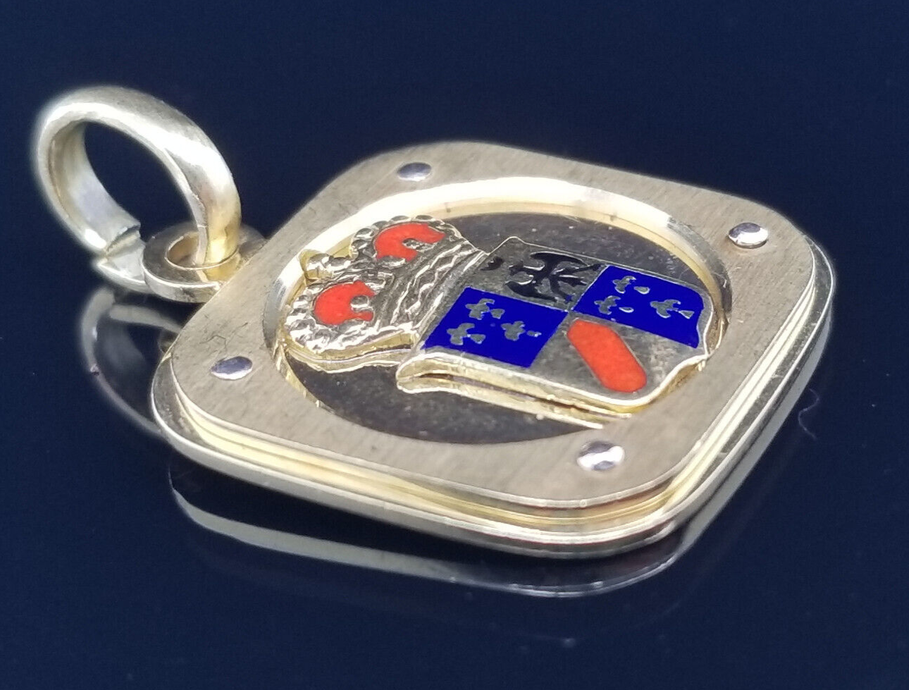 18K Gold Villa d'Este Hotel Italy Crest ENGINE TURNED Disc Charm ...
