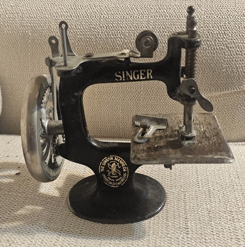 Miniature Singer Model 20 Salesman Sample / childs Sewing Machine ...