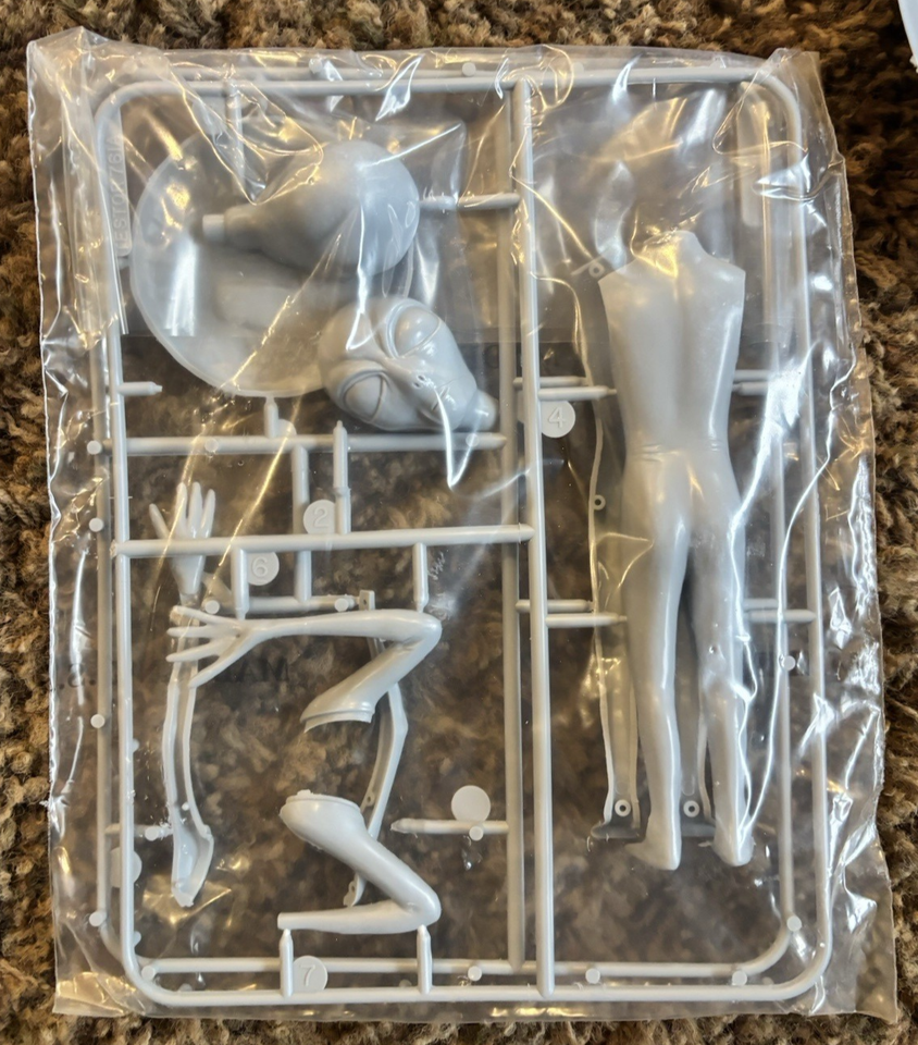 TESTORS Area 51 UFO 1/48 Scale Unassembled Kit MODEL Bonus 7" ALIEN ...