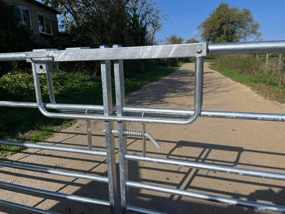Throw over loop for metal gates IAE farming equestrian heavy duty pad ...