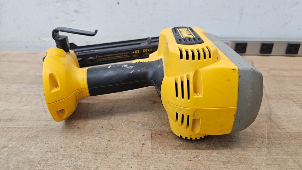 DeWalt DC618 18V 16 Gauge Angled Finish Nailer 1 1/4" - 2 1/2" (Tool ...