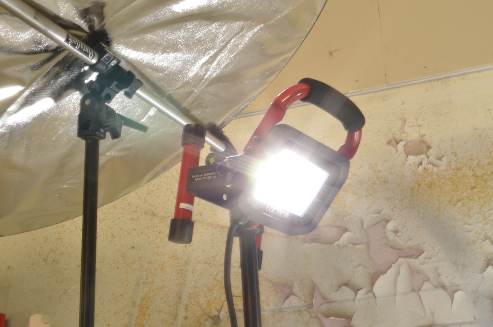 Portable Work Light 22 Watt 1800 Lumen 240v Mains Powered IP65 Luceco ...