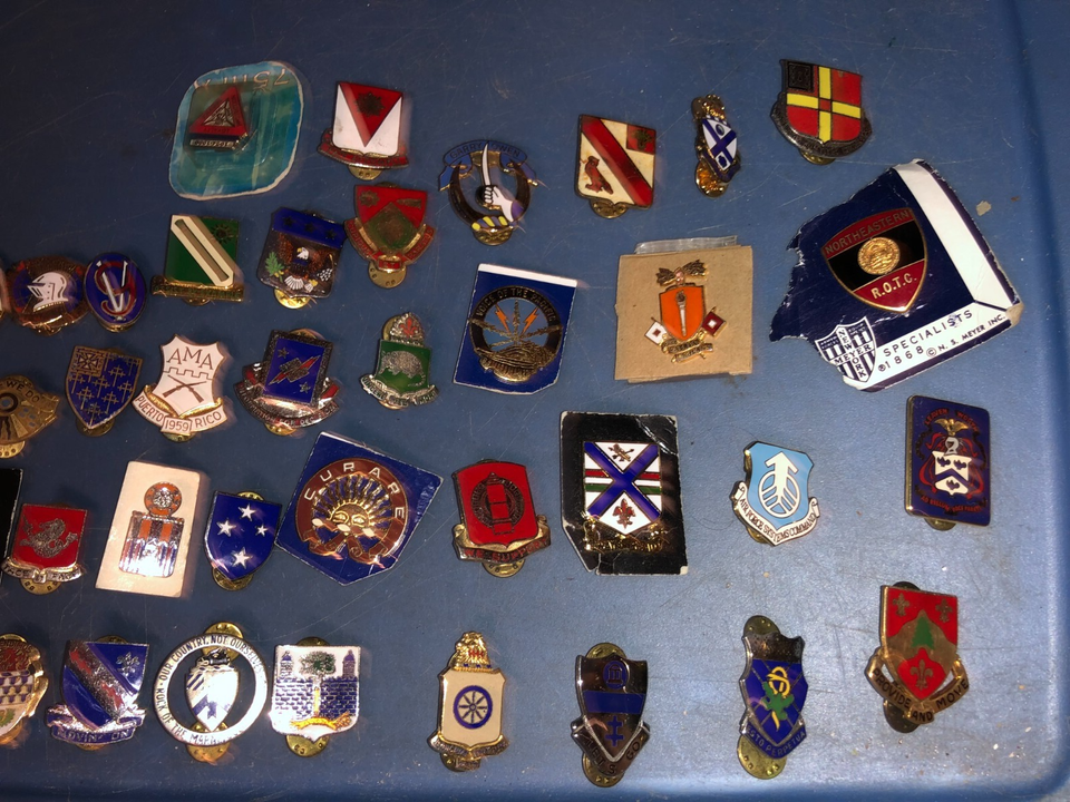 45 Different US MILITARY Distinctive Insignia DIs Unit Crest Pins Lot ...