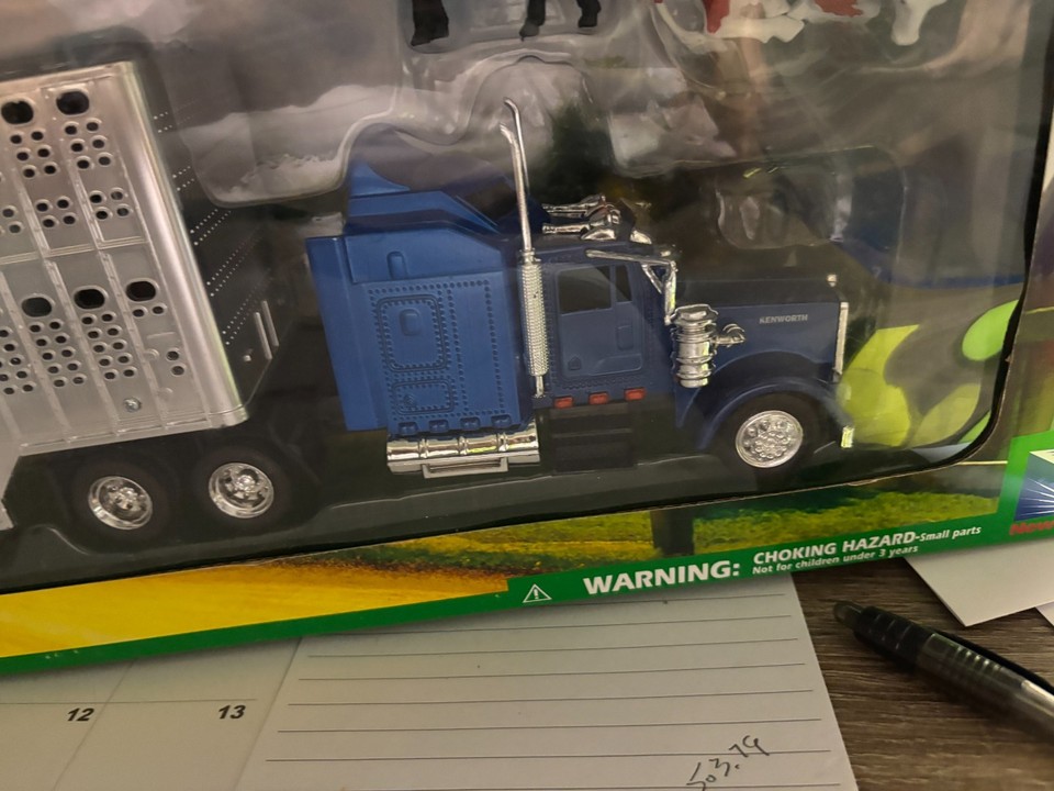 1/43 NEW RAY KEN W900 SEMI W/LIVESTOCK TRAILER SET, NO PACKAGING # B725 ...
