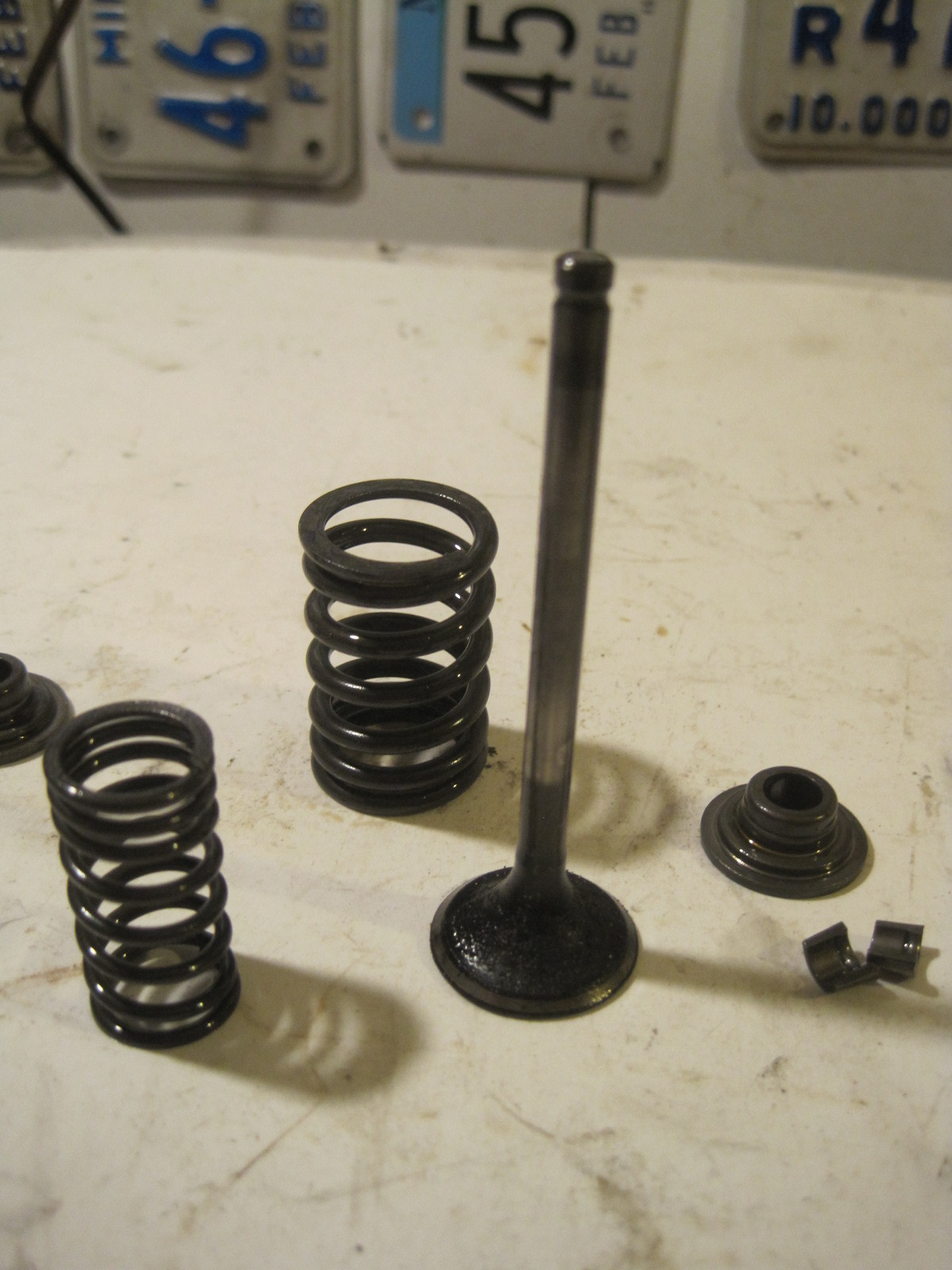 84 - 85 Honda V30 MAGNA VF500 COMPLETE intake valve assembly ...
