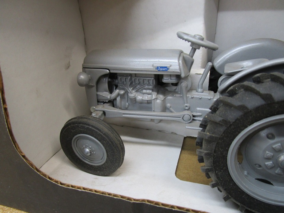 Massey Ferguson TO 20 SCALE MODELS 1/16 farm tractor FT-0806 diecast Z ...