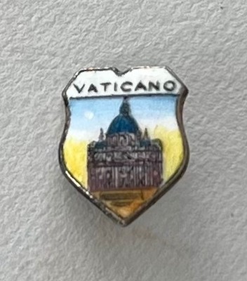 VINTAGE VATICANO /VATICAN CITY SHIELD CULTURAL TRAVEL SOUVENIR PIN 1/2 ...