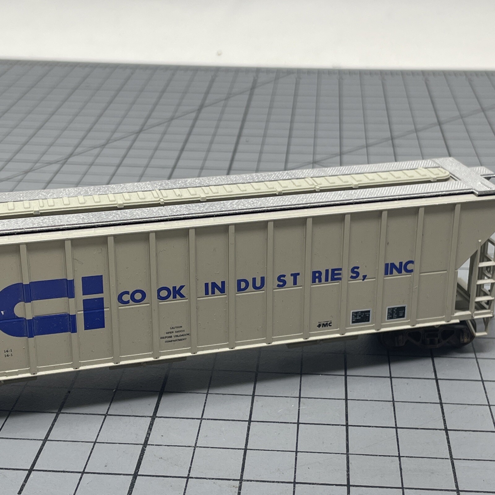 ROUNDHOUSE/MDC HO UTCX Cook Industries 3-Bay Ribbed Side Hopper #44291 ...