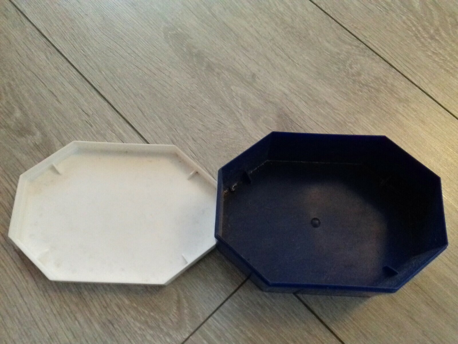 BOITE PLASTIQUE PASTILLES VICHY - MENTHE MINTS 14X10X6 | eBay