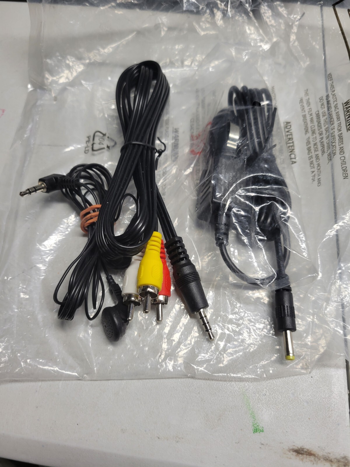 GPX-Portable DVD Player 7" LCD Screen Also Plays CD's AV Cable Earbuds ...