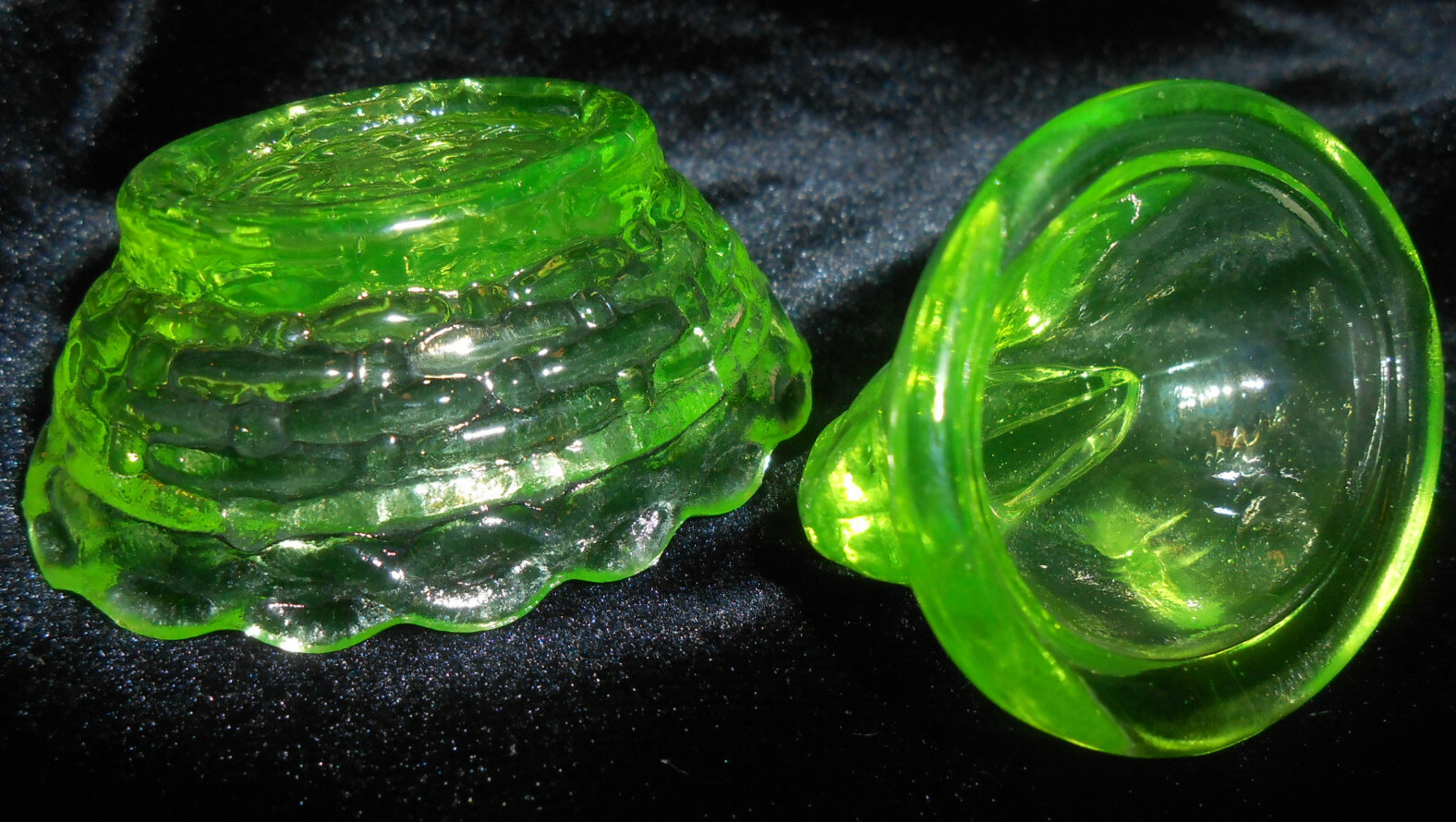 green Vaseline Uranium glass Bunny rabbit on nest basket Easter egg ...