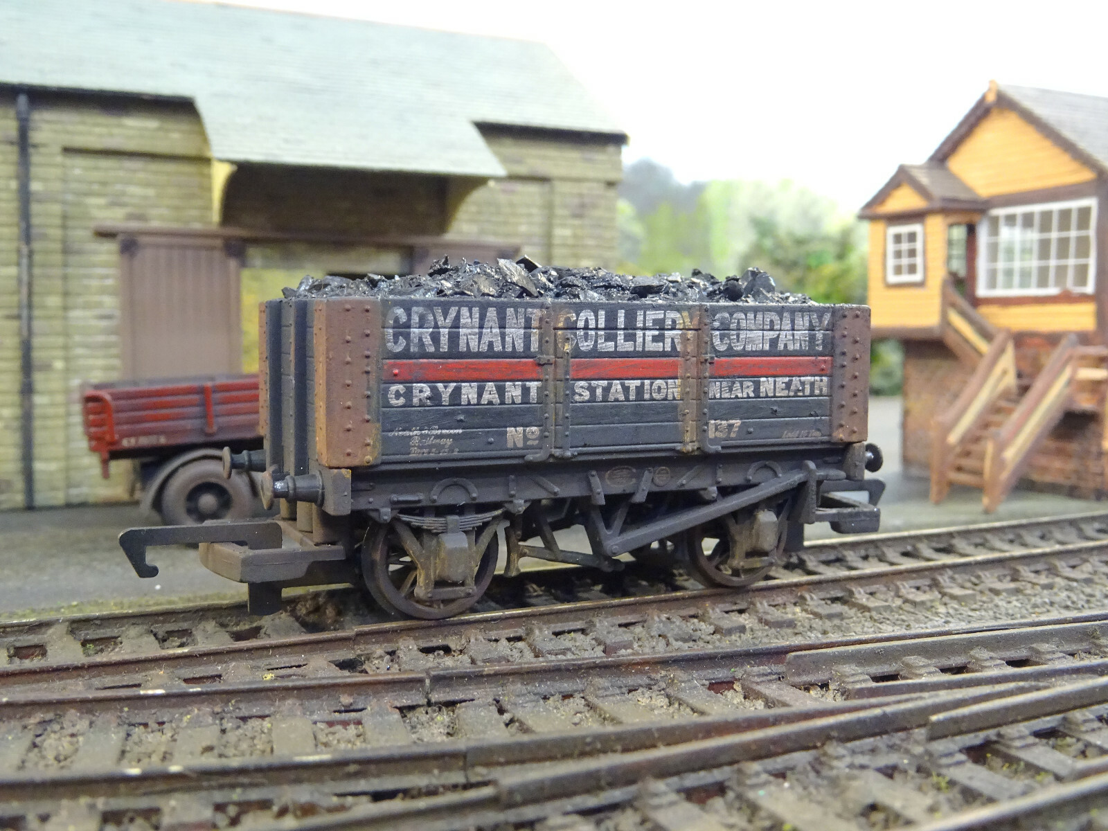 Hornby R6816 6 Plank Wagon, Crynant Colliery Company - Era 3 :: Railway ...